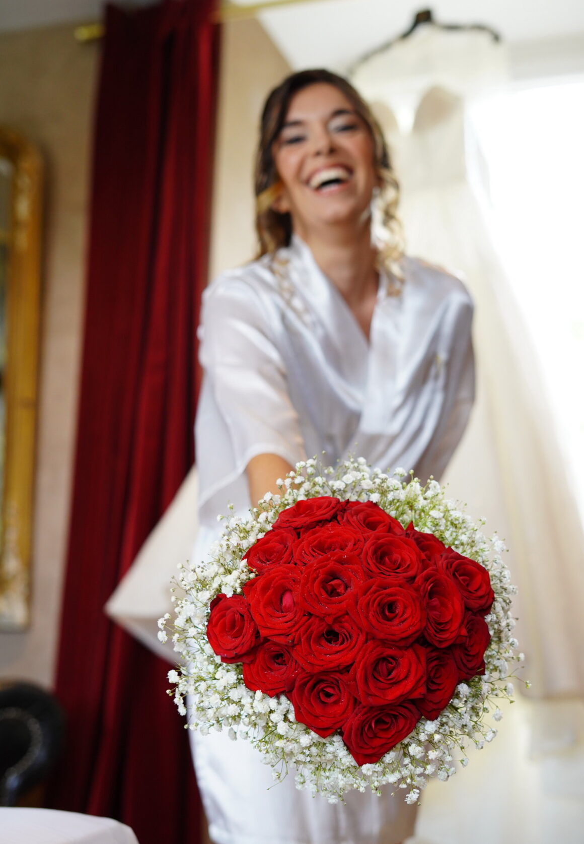 Bouquet de mariée Roses rouges et Gypsophiles - Si Tu l'Oses - Wedding ...
